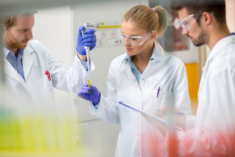 El Trabajo En Equipo En Laboratorio Químico Puso La Muestra De Líquido