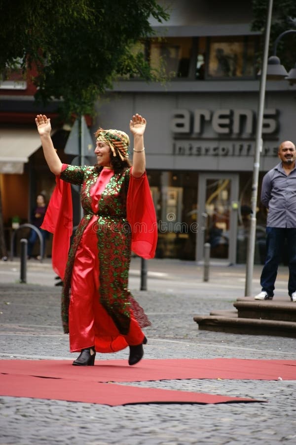 El Traje De Las Mujeres Kurdas Foto editorial - Imagen de brillante ...