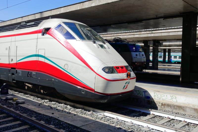 El Tren Para El Ferrocarril De Roma Termini Foto editorial - Imagen de ...