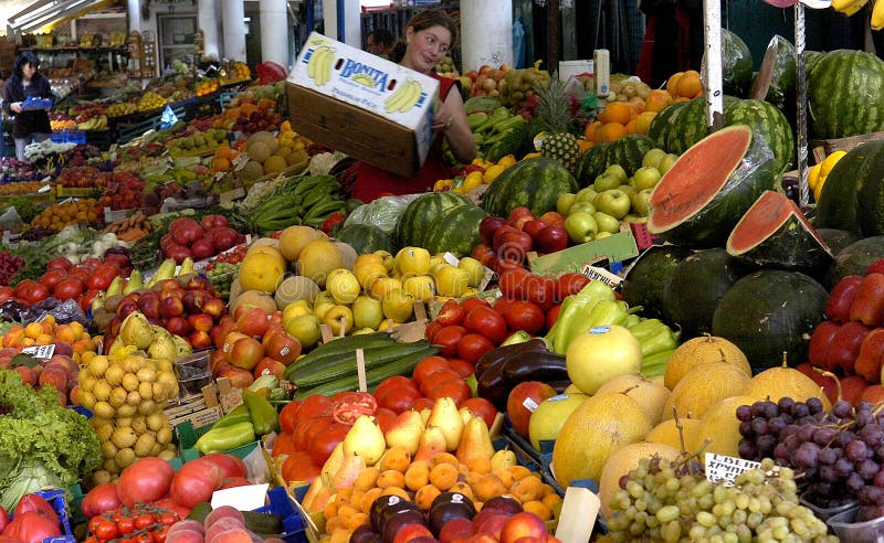 681 El Vendedor Vende Verduras En El Mercado Fotos - Libres de Derechos ...