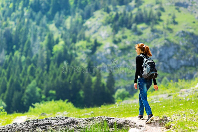 El Viajero Es El Caminar Al Aire Libre Imagen de archivo - Imagen de ...