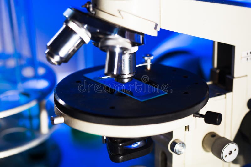 Vidrio del microscopio foto de archivo. Imagen de fondo - 46126008