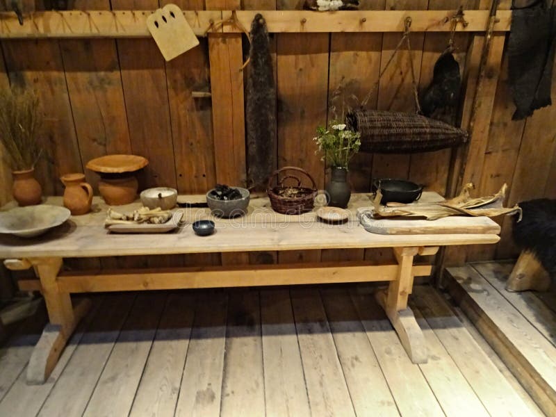 Los Platos De Viking Están En La Tabla En La Reconstrucción De La Vida ...