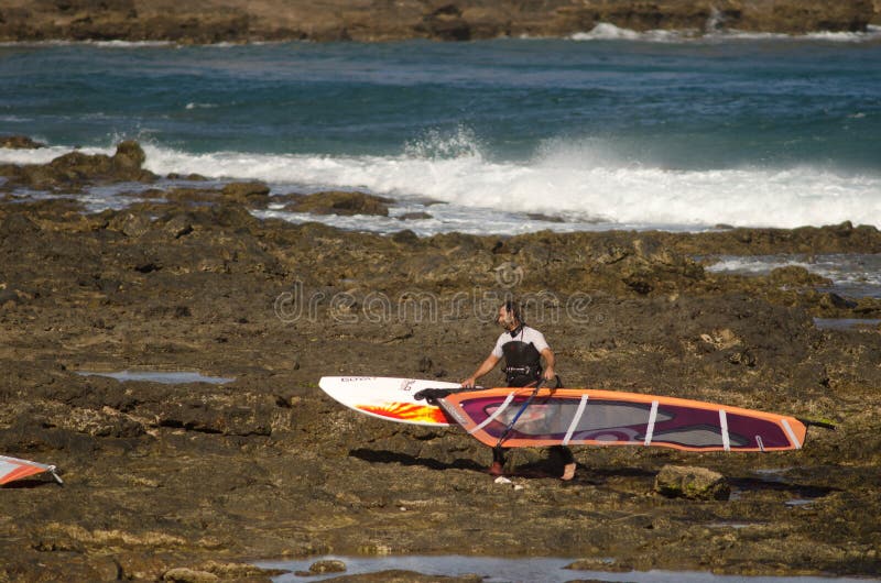 El Windsurfer Que Lleva El Suyo Windsurf Tablero Foto editorial ...