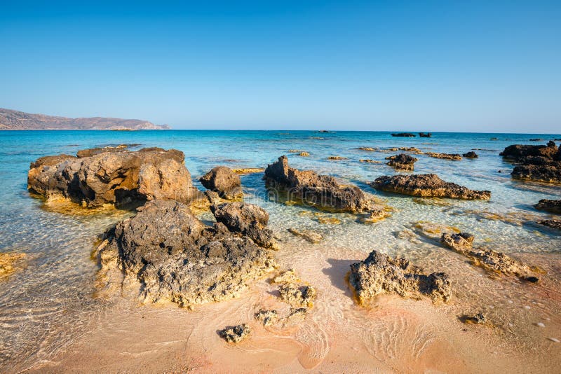 Elafonissi-Strand Mit Rosa Sand Auf Kreta, Griechenland Stockfoto ...