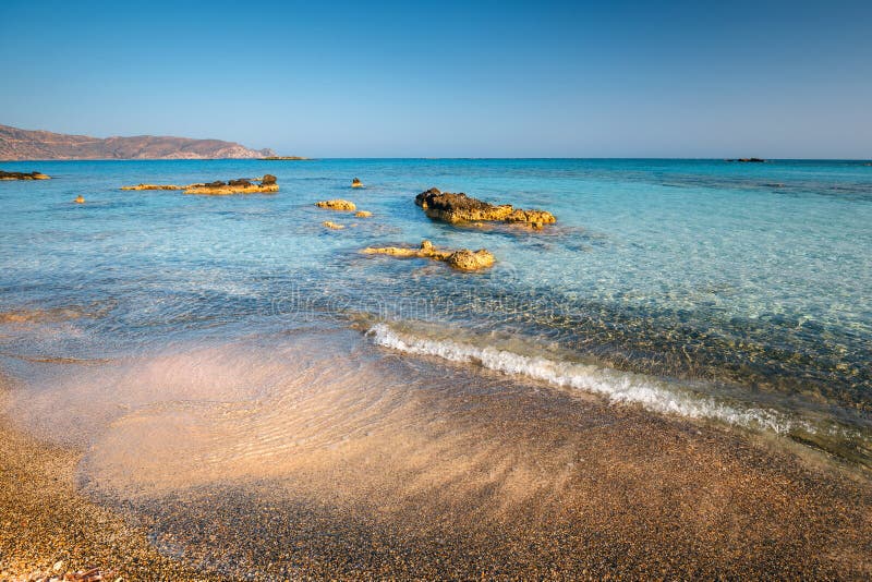Elafonissi-Strand Mit Rosa Sand Auf Kreta, Griechenland Stockfoto ...
