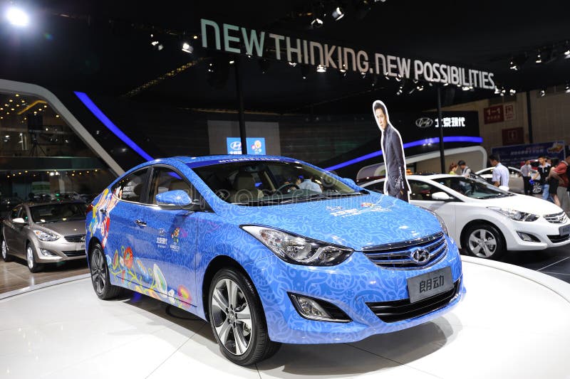 Elantra azul de Hyundai imagen de archivo editorial. Imagen de limusina ...