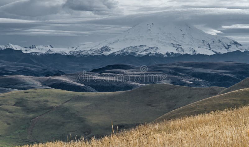 Elbrus berg Kaukasus fotografering för bildbyråer. Bild av täckt - 97917065