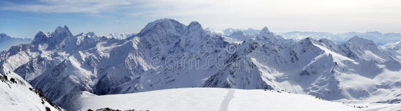Elbrus-Berg Panorama stockfoto. Bild von wolken, himmel - 48339992