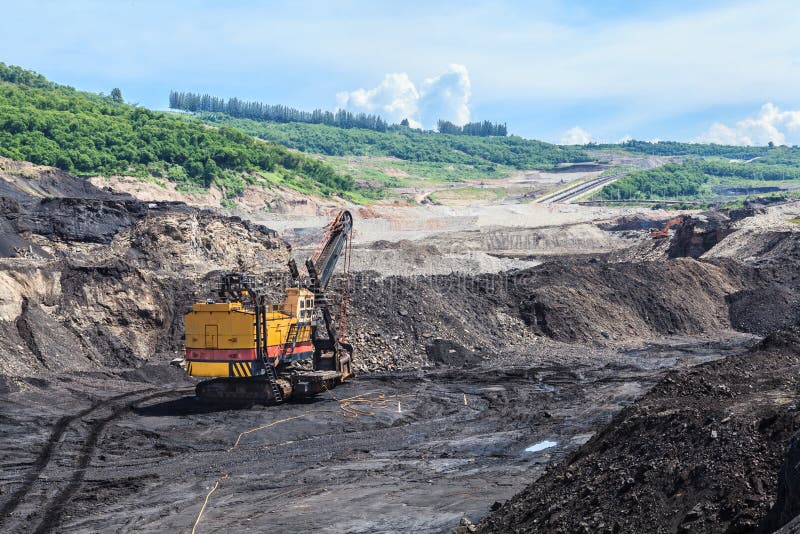 Electric Shovel in Lignite Mining Stock Photo - Image of opencast ...