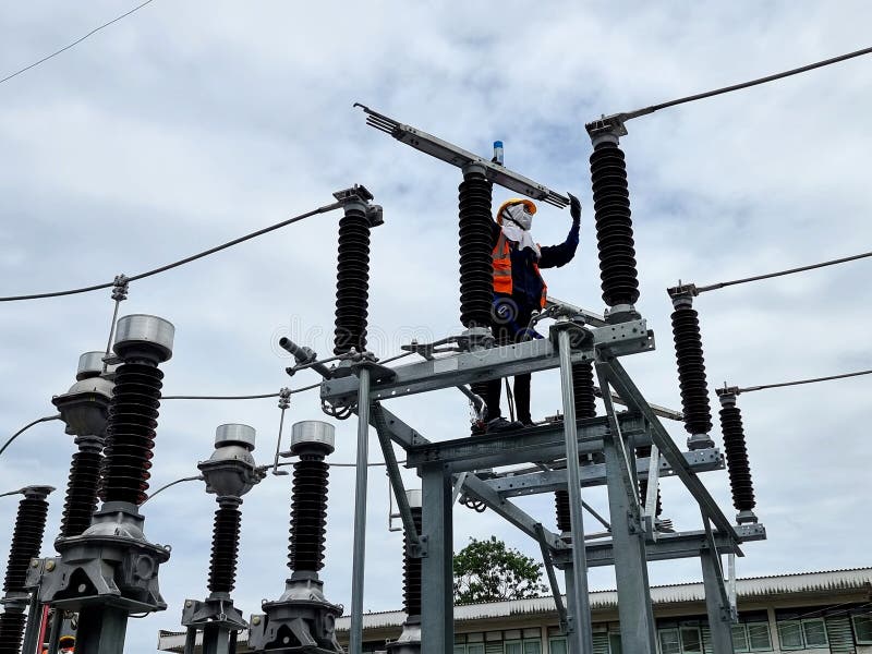 Insulator Cleaning Service 115kv Circuit Breaker Disconnecting Switch ...