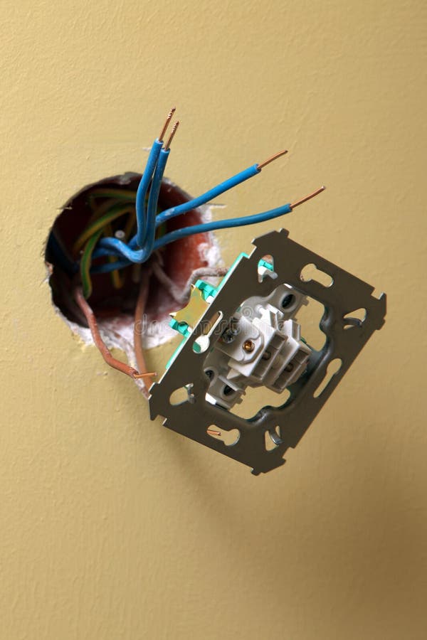 Electricista Que Instala Un Socket De Potencia Foto de archivo - Imagen ...