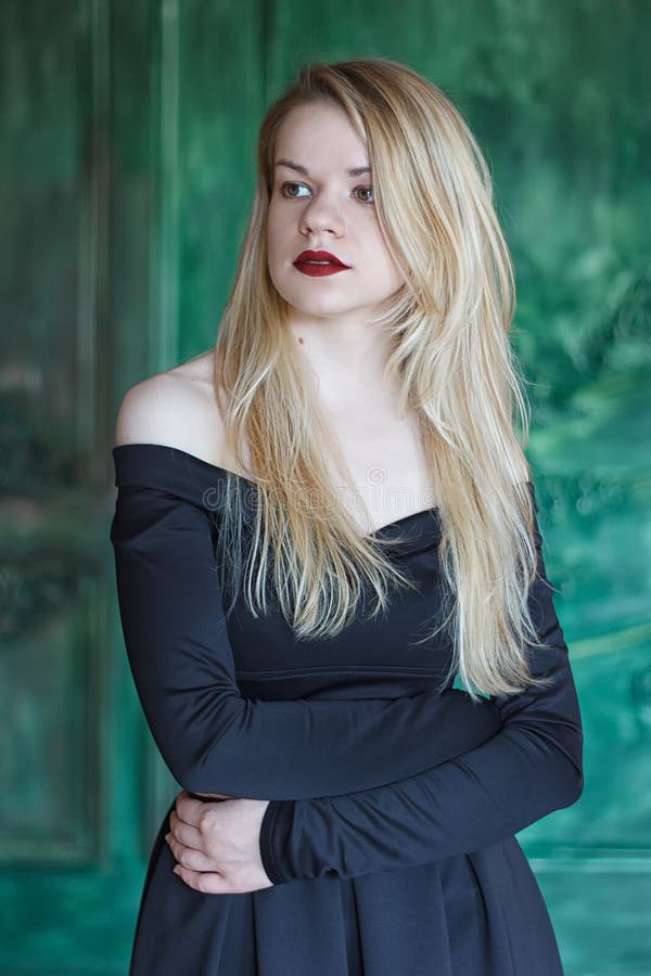 Elegancka Blondynka W Czarnej Smokingowej Pobliskiej Grunge ścianie