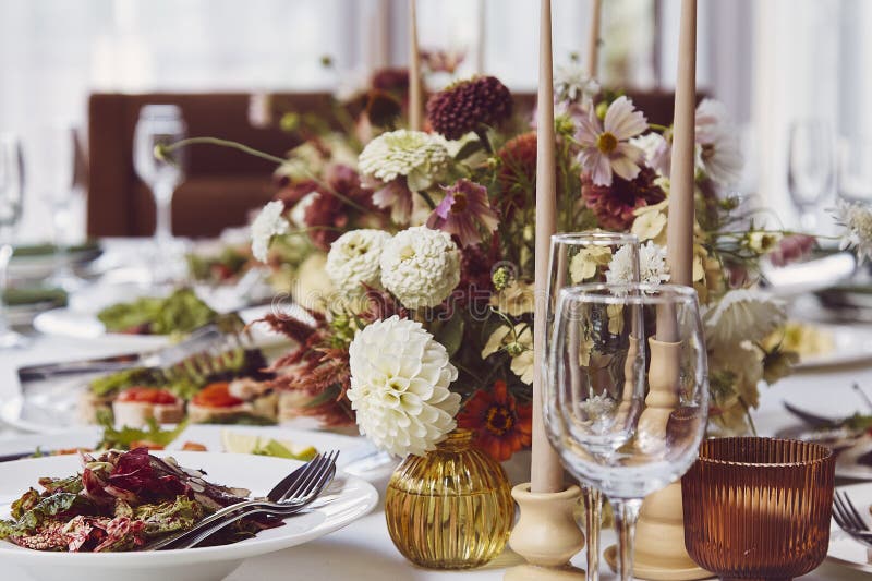 Elegant Aesthetic Wedding Table Setting, Flowers Arrangement Stock ...