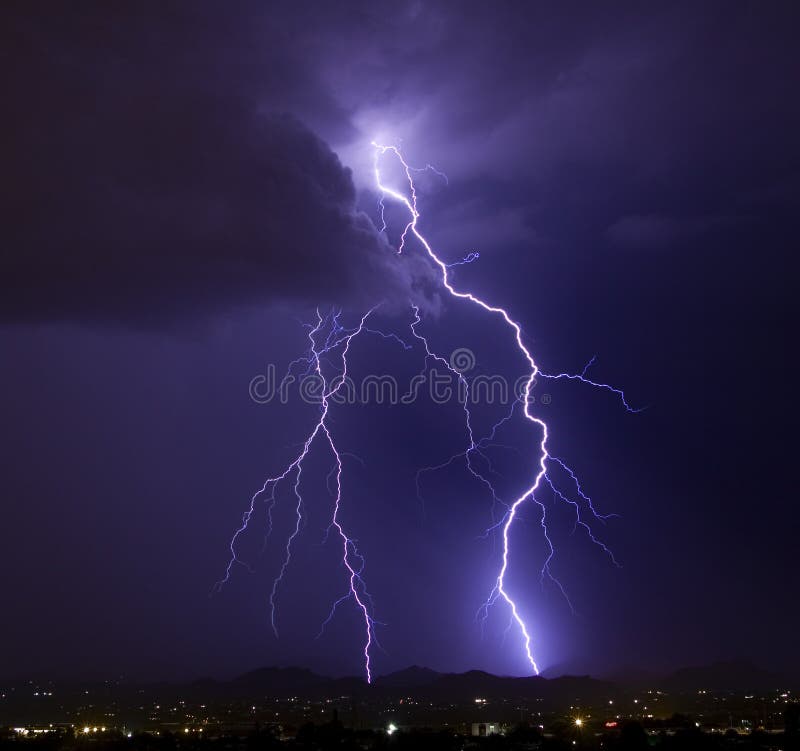Blixt i en storm fotografering för bildbyråer. Bild av sommar - 40003797