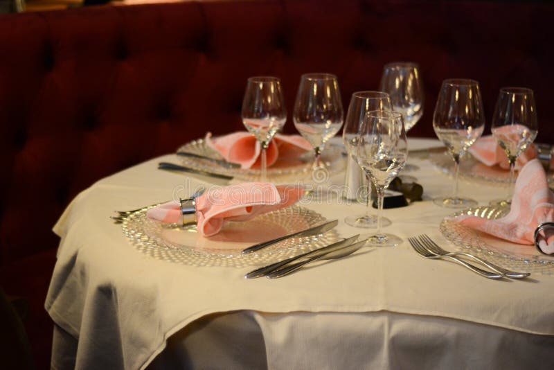 Elegant Dinner Table Setting Arrangement in English Country Style As ...