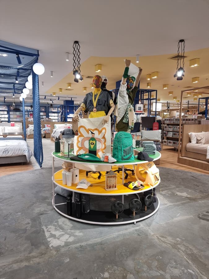 Elegant Home Essentials Displayed in-store. Editorial Photo - Image of ...