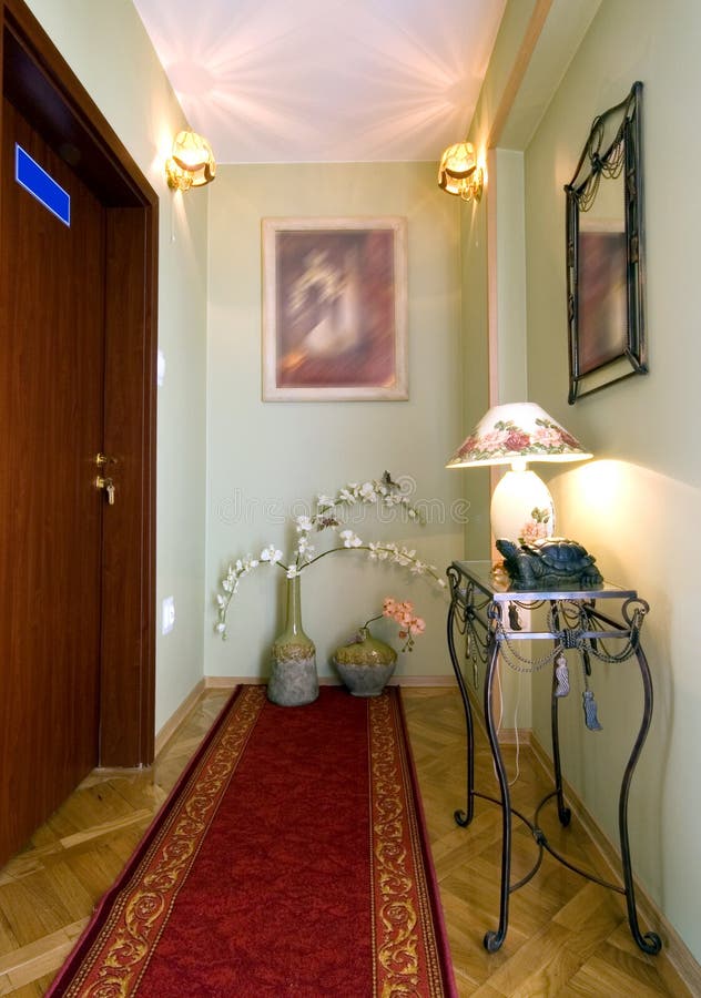 Elegant Korridor I Ensamhus Med Mörka Väggar Och Fina Lampor Arkivfoto ...