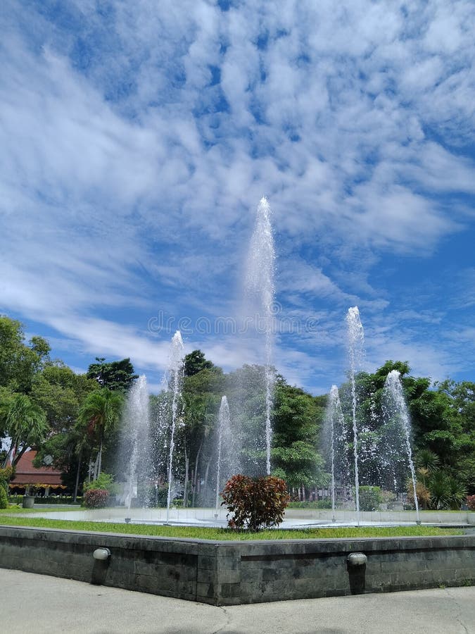 The Elegant Water Jets Form Beautiful Geometric Patterns, Sparkling in ...