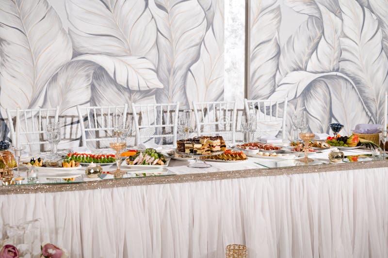 2,071 Wedding Couple Table Backdrop Stock Photos - Free & Royalty-Free ...