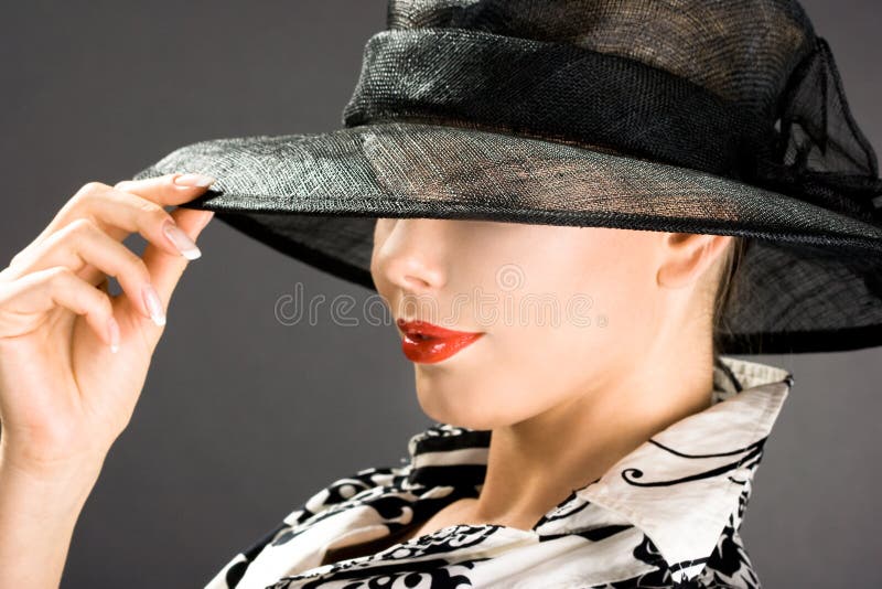 Elegante Frau Ist in Einem Hut Stockfoto - Bild von schutzkappe ...