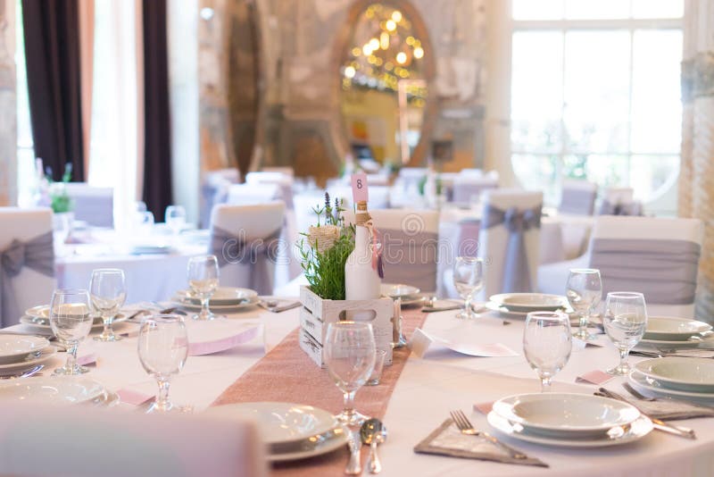 Elegante Mesa Para La Cena De Bodas Foto de archivo - Imagen de ...
