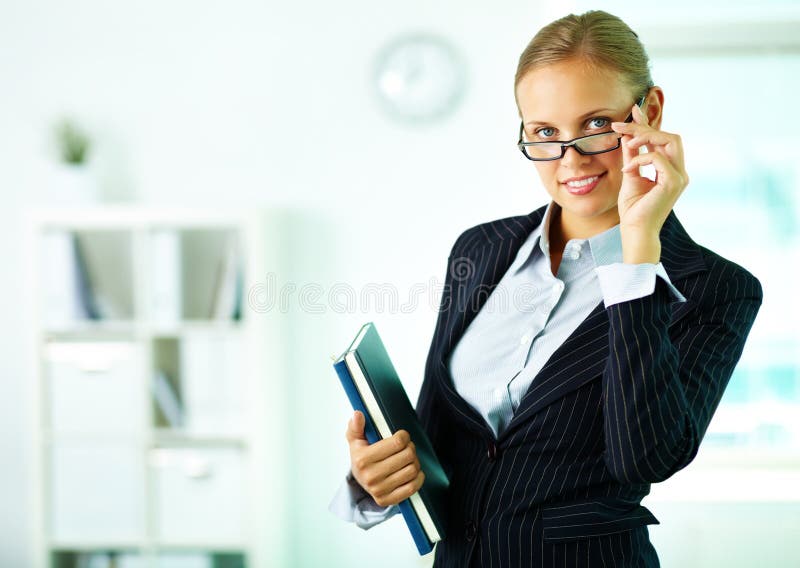Vriendschappelijke Blonde Secretaresse Die Op Cellphone Spreekt Stock ...