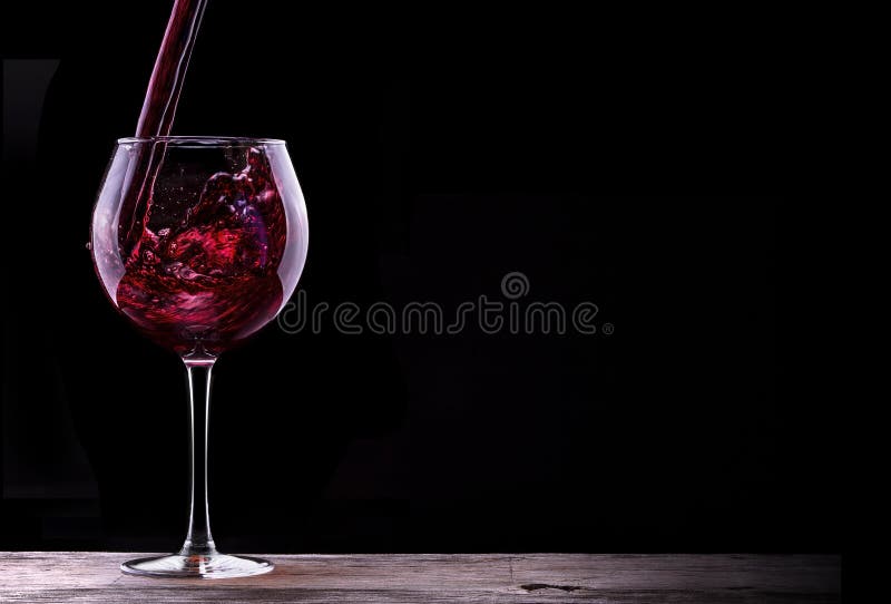 Elegantes Rotweinglas Im Schwarzen Hintergrund Stockbild - Bild von ...