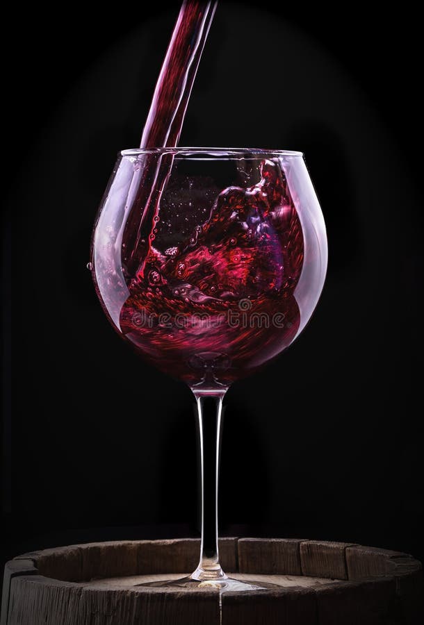 Elegantes Rotweinglas Auf Schwarzem Hintergrund Stockbild - Bild von ...