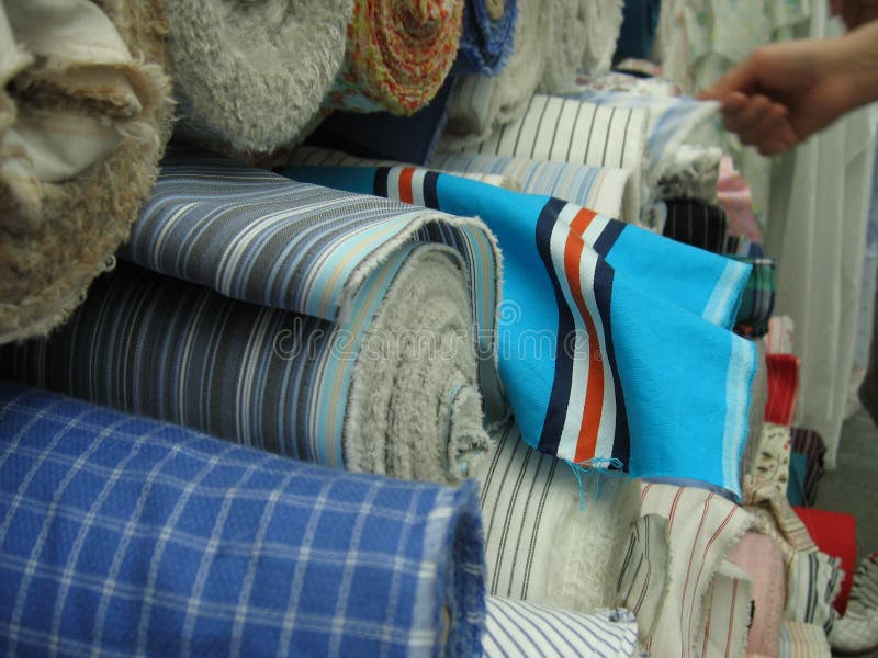 Elegir la materia textil imagen de archivo. Imagen de haga - 364899
