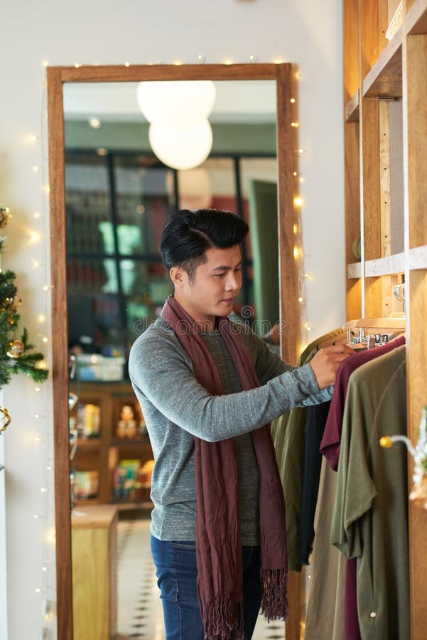 Elegir la ropa imagen de archivo. Imagen de hermoso - 104001019