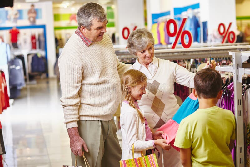 Elegir la ropa foto de archivo. Imagen de hombres, compras - 61732886