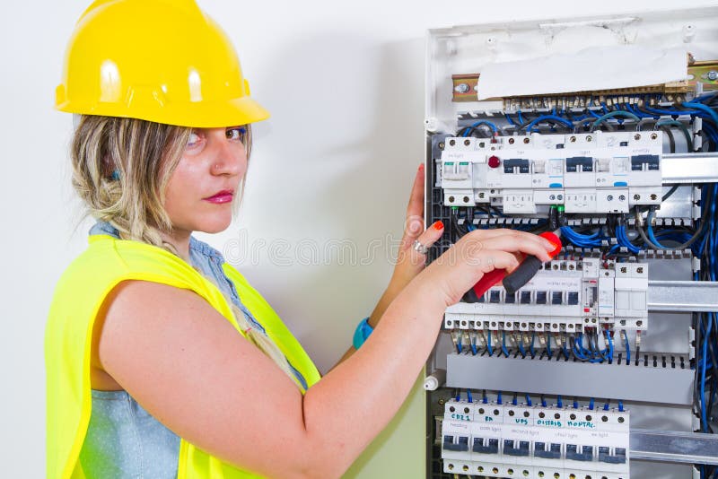 Elektricien op het werk stock afbeelding. Image of helm - 104393253