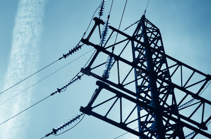 Elektricitetspylon Med Isolatorer Och Kraftledningar Arkivfoto - Bild ...