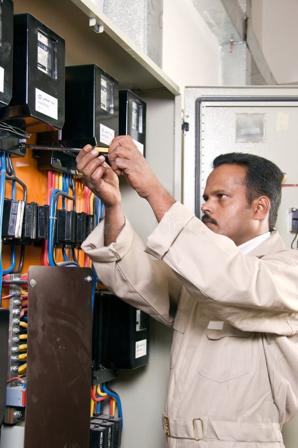 Elektriker bei der Arbeit stockbild. Bild von schaltung - 5871541