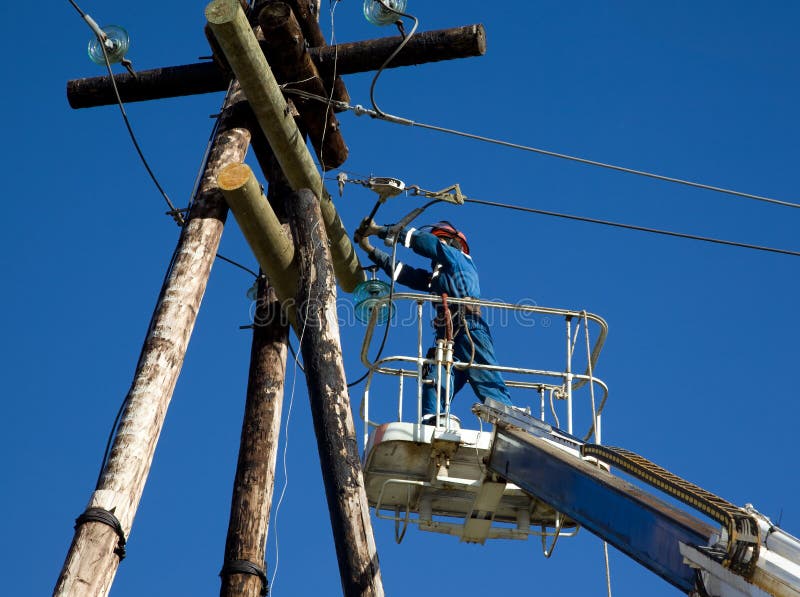 Elektriker, Der an Stromleitung Pol Arbeitet Stockbild - Bild von ...