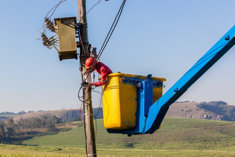 Elektriker-Repairs Wiring Transformer-Hebemaschine Redaktionelles ...