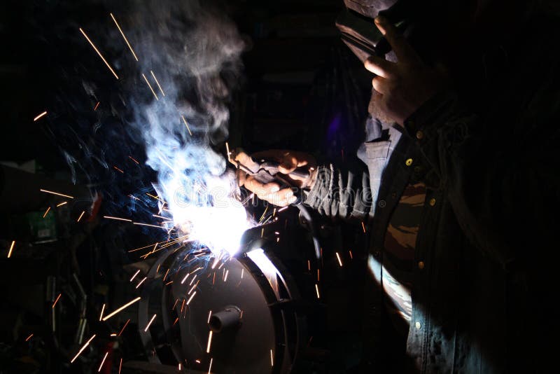 Elektrisch Lassen Van Metaal Stock Afbeelding - Image of rook ...