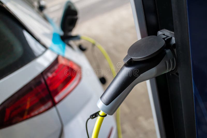 Elektrische Auto Op Laadstation Stock Afbeelding - Image of ...