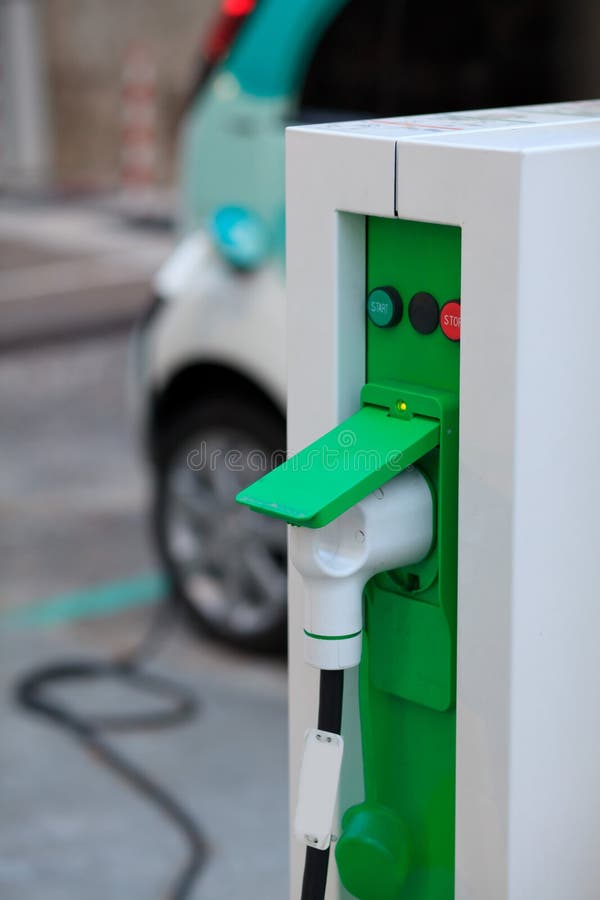 Groene Elektrische Auto Die Op De Straat Laden Stock Afbeelding - Image ...