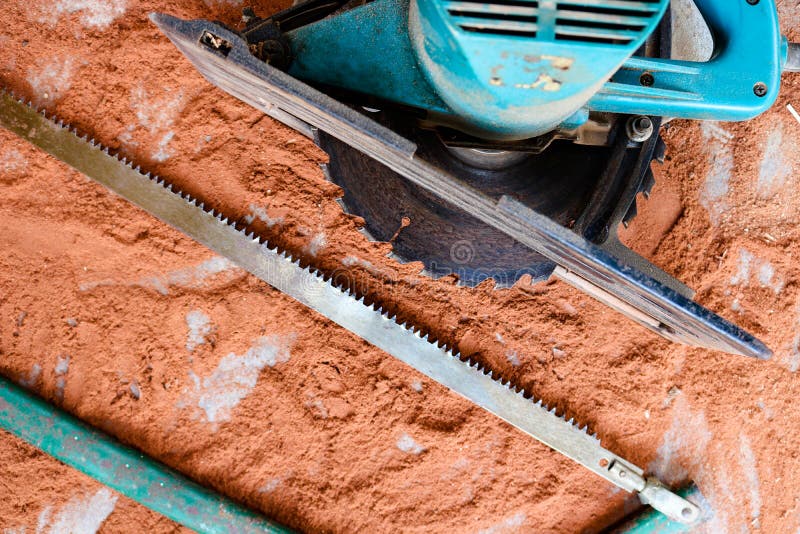 Elektrische Cirkelzaag En Handzaag Stock Foto - Image of mensen, cirkel ...