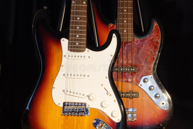 Elektrische Gitarren stockbild. Bild von kühl, akustisch - 1477097