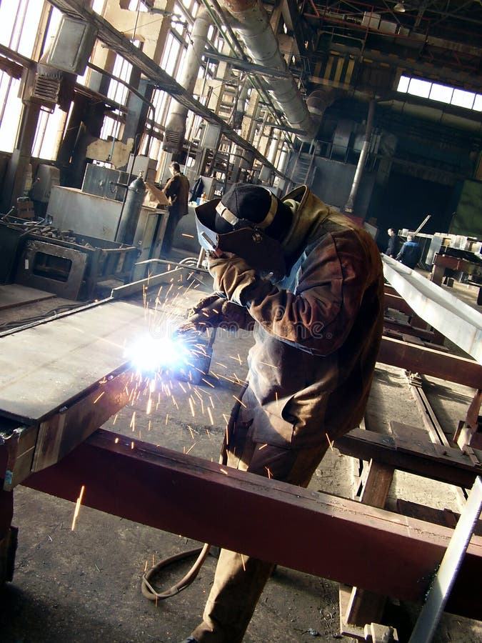 Een Elektrische Laser Maakt Een Metalen Constructie Door Een Pijp Met ...