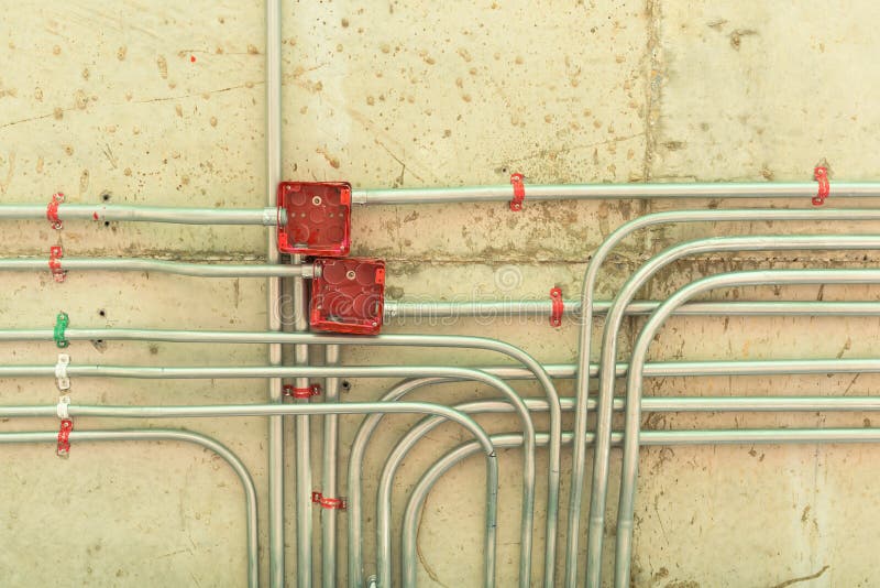 Elektrisches Netz Mit Doppeltem Stromkreis Stockfoto - Bild von ...