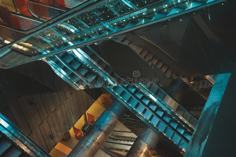 Elektrische Rolltreppen in Der Metro. Stockbild - Bild von flughafen ...