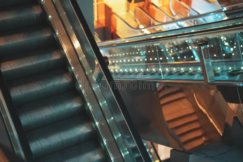 Elektrische Rolltreppen in Der Metro. Stockfoto - Bild von zeile ...
