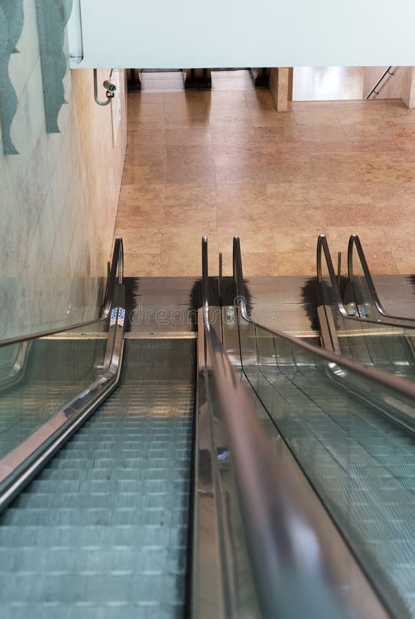 Elektrische roltrap stock foto. Image of forens, ondergronds - 104047216