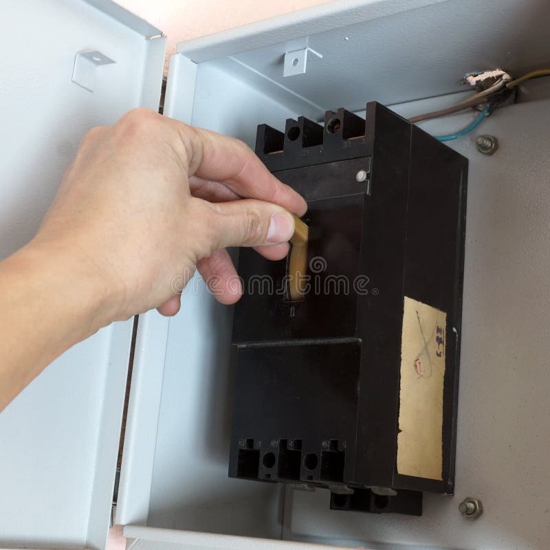 Elektrische schakelaar stock foto. Image of hand, sluit - 28906714