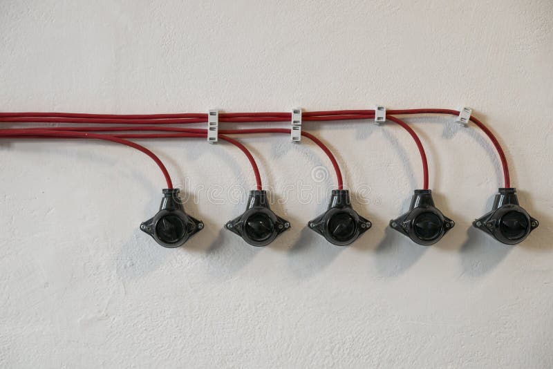 Zwei elektrische Schalter stockbild. Bild von leuchte - 93821495