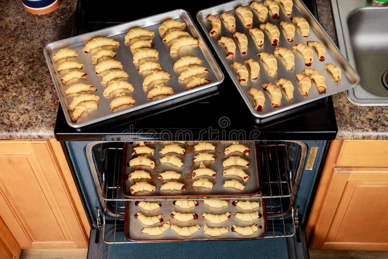 Elektrischer Backofen Mit Backdosen Mit Halbkeksen Stockfoto - Bild von ...